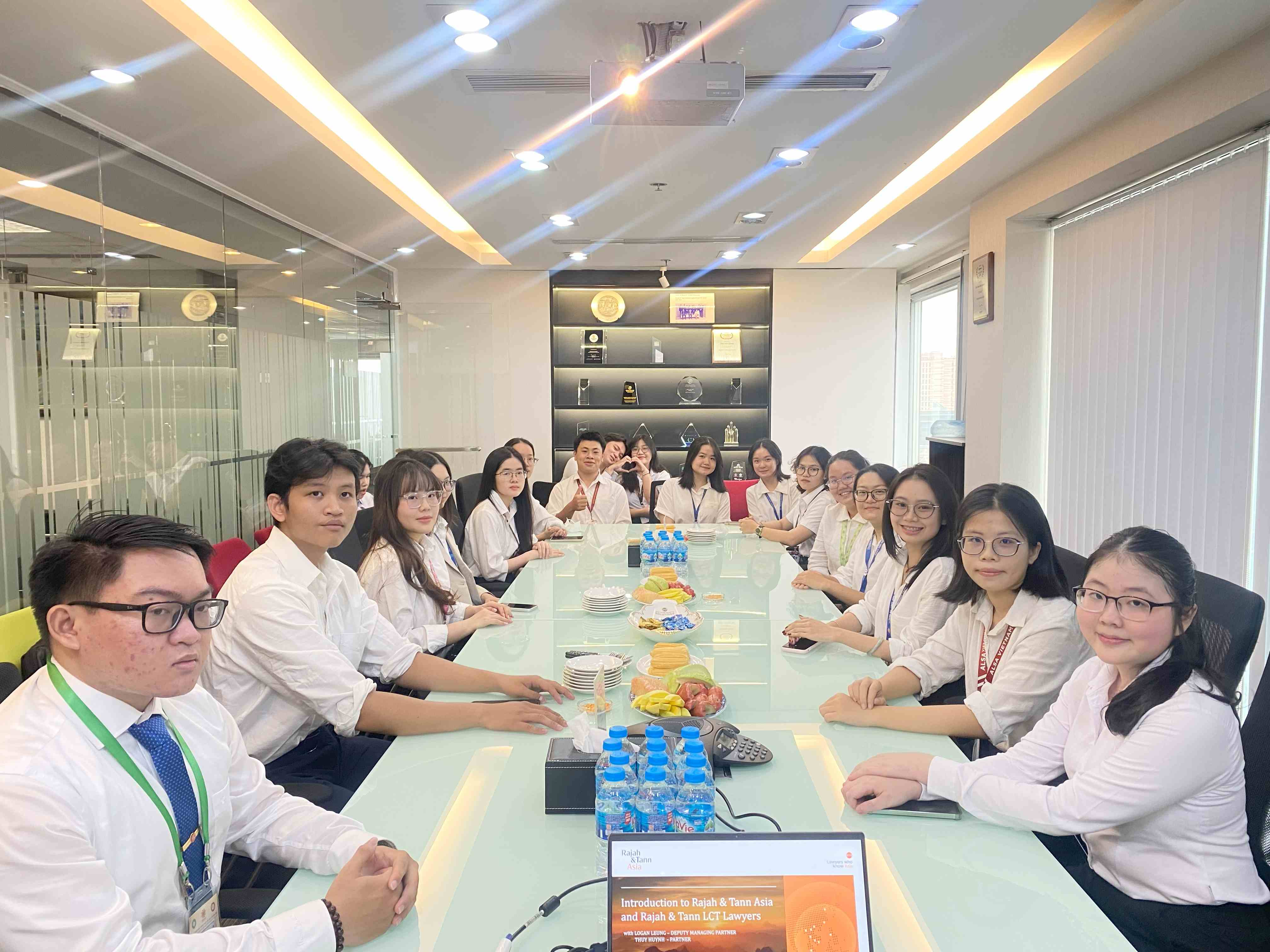 Sinh viên Chất lượng cao ngành Luật lớp CLC48(A) tham gia chương trình tham quan, kiến tập thực ...